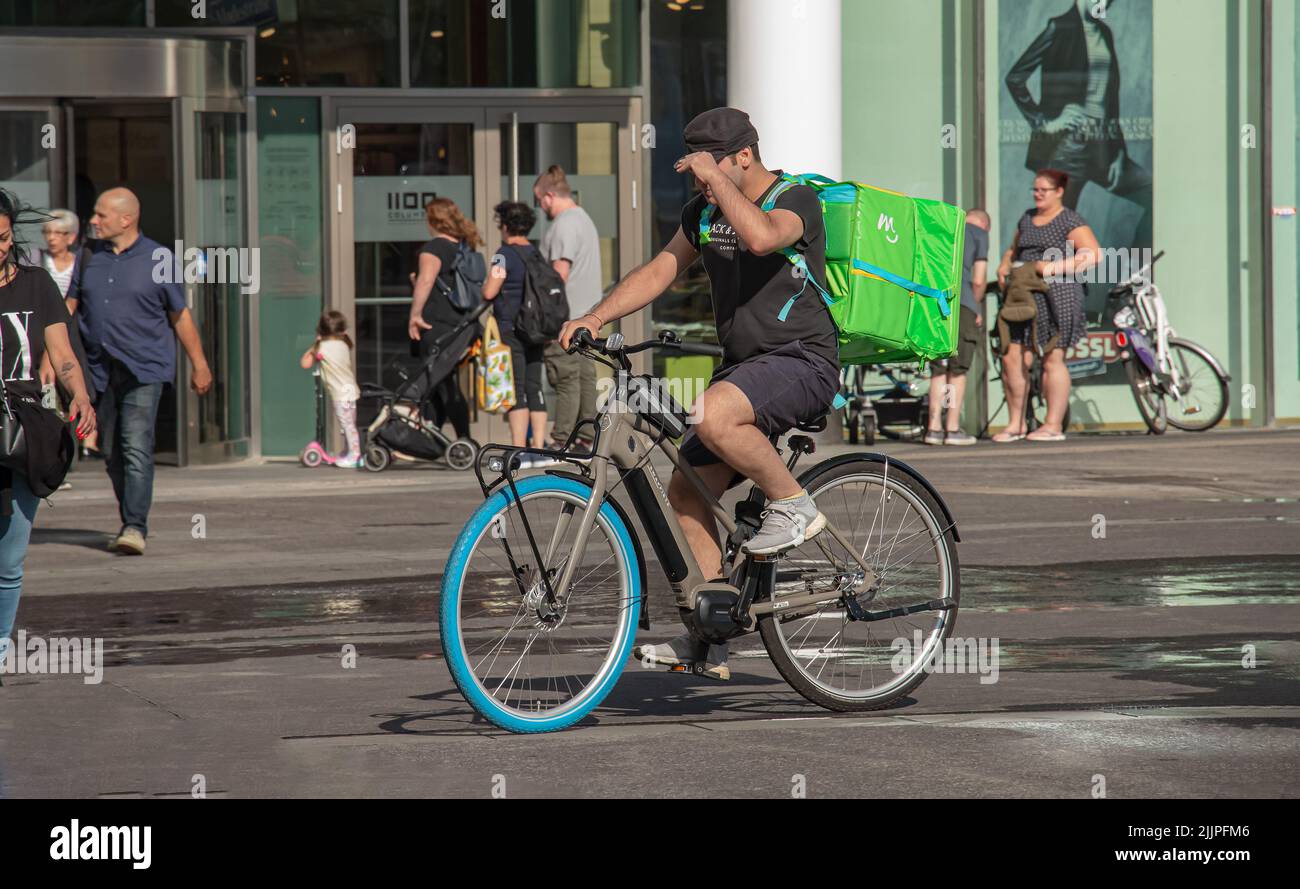 Bicycle courier hi-res stock photography and images - Alamy