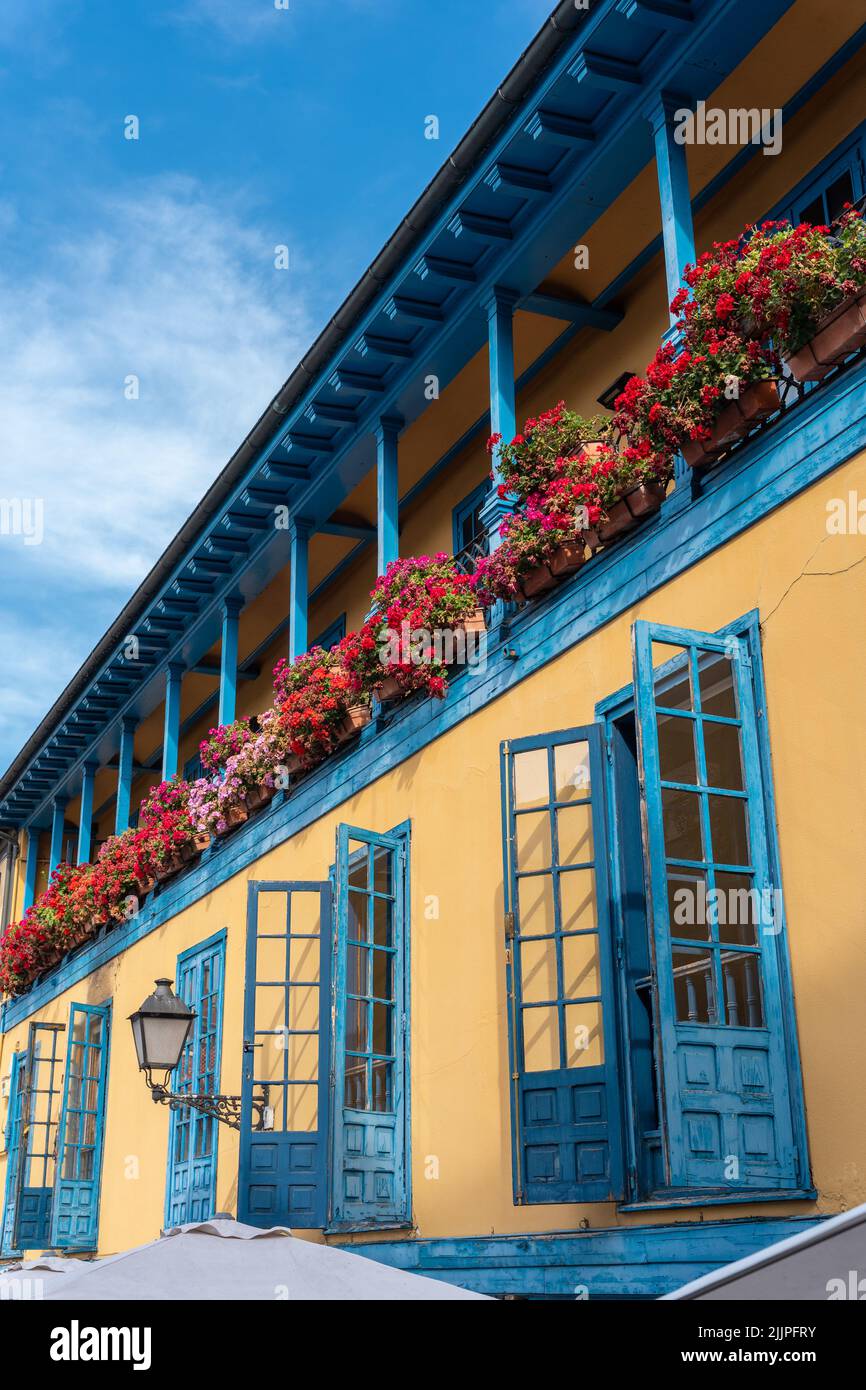 Blue and yellow architecture hi-res stock photography and images - Alamy