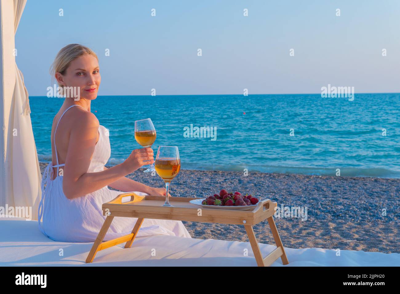Drinks tray restaurant wine sea rest two copyspace beach day, for drink ...