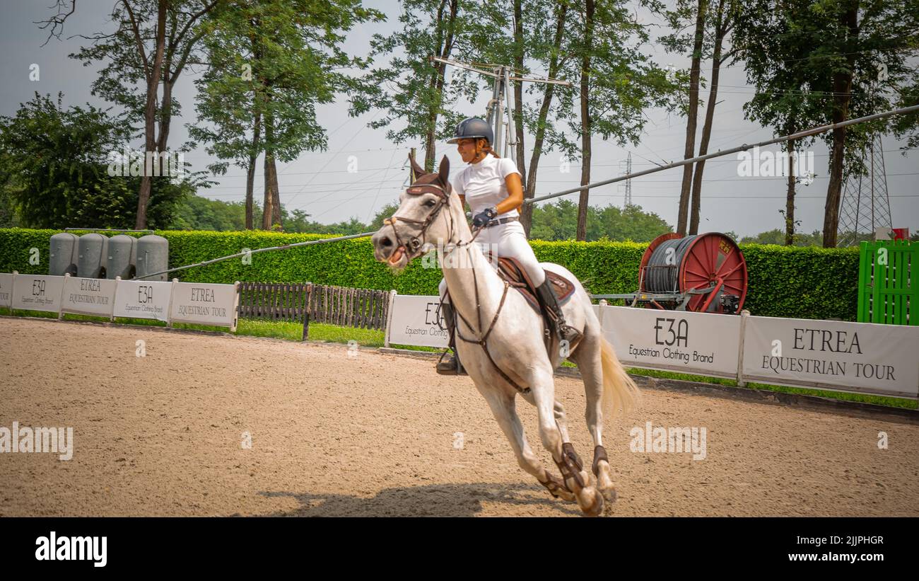 Lady riding a horse hi-res stock photography and images - Alamy
