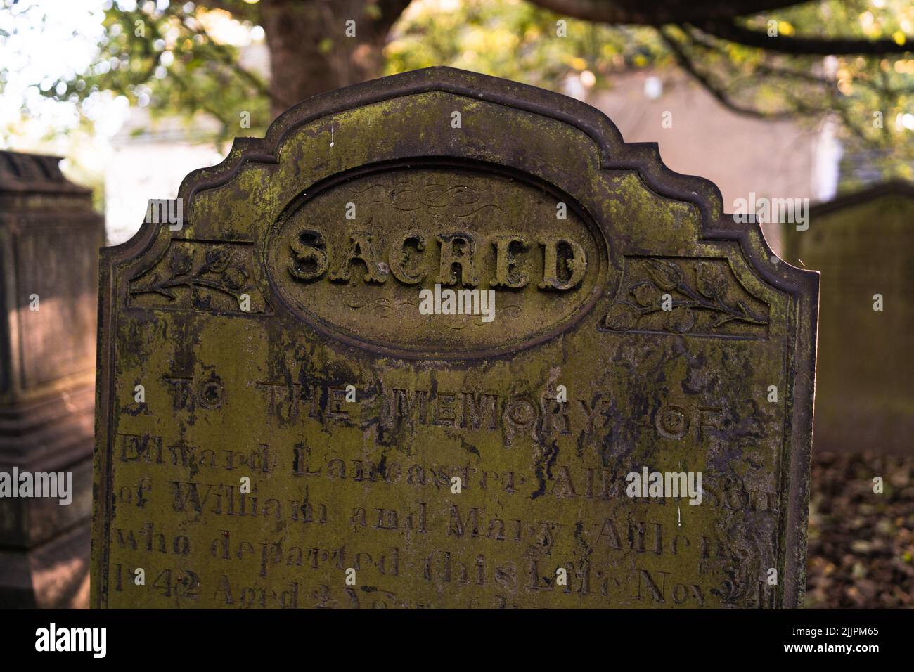 Cemetery in england hi-res stock photography and images - Alamy