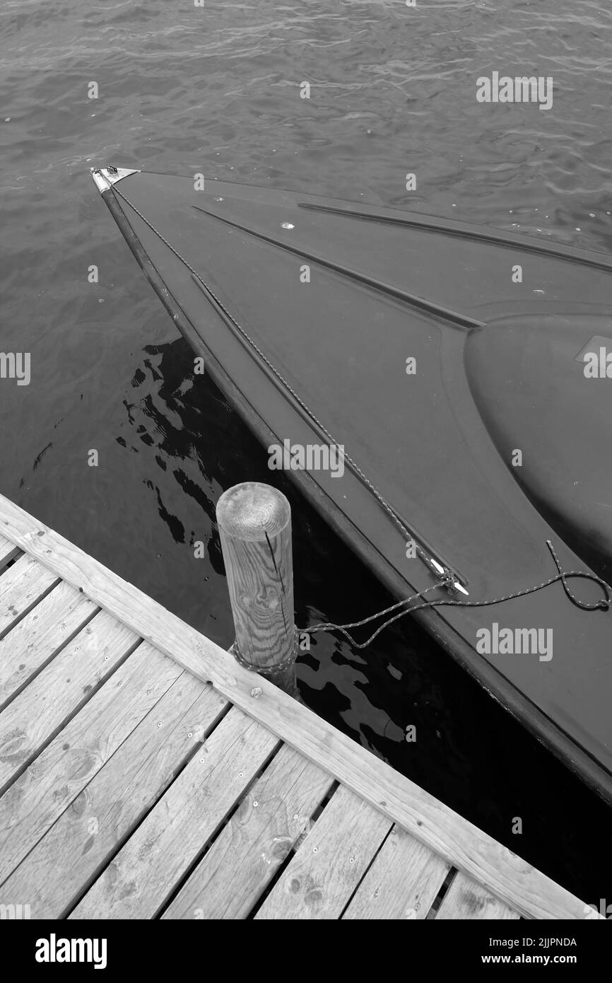 Boat tied to dock hi-res stock photography and images - Alamy