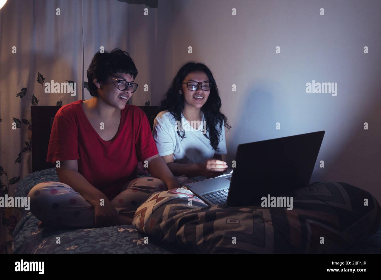 Two young hispanic women hi-res stock photography and images - Alamy