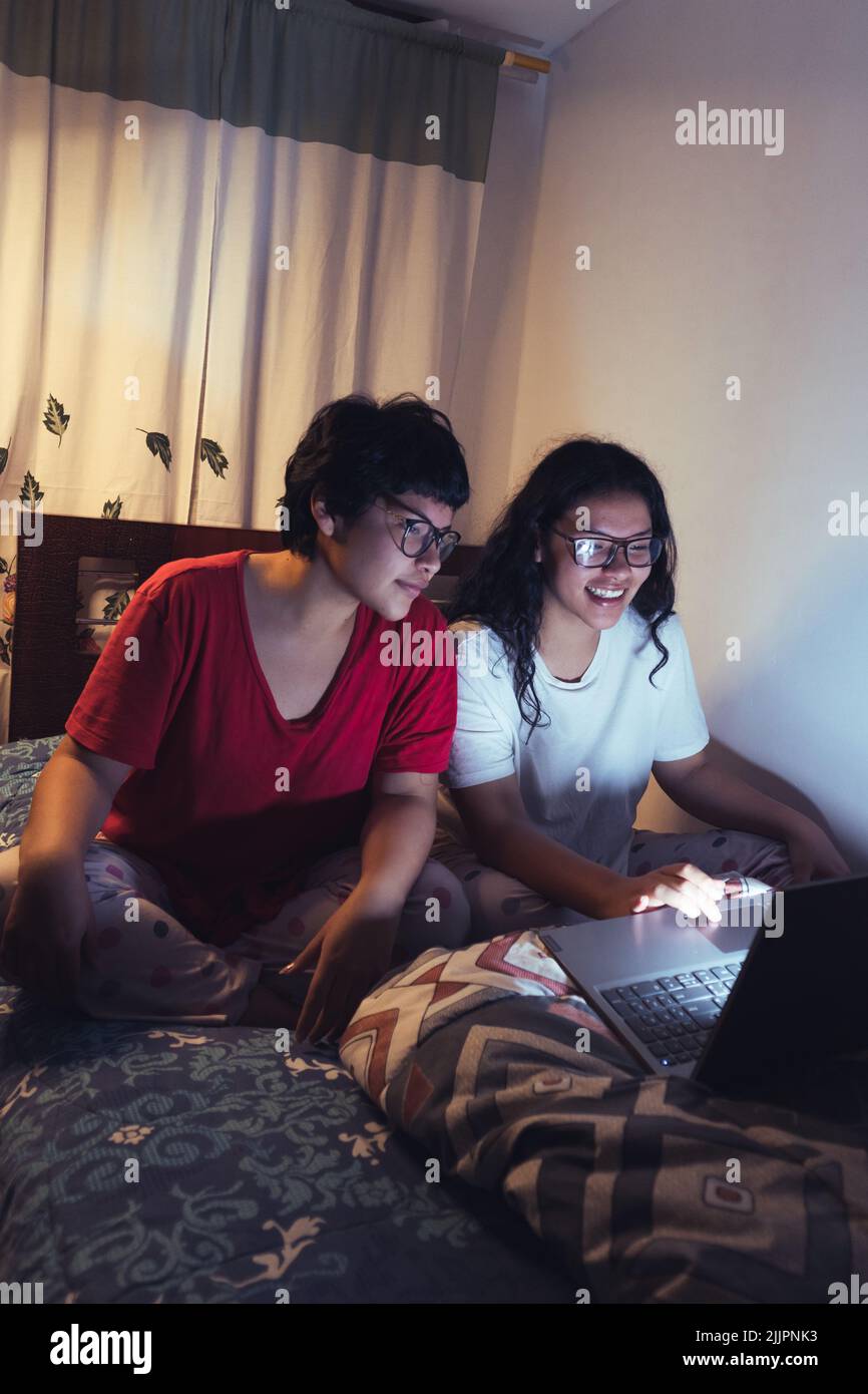 Women watching laptop in bed hi-res stock photography and images - Alamy