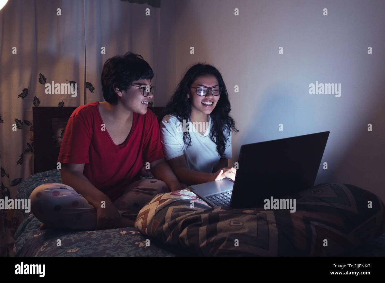 Two hispanic women hi-res stock photography and images - Alamy