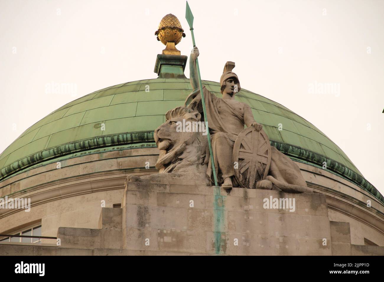 Statue knight with sword and shield hi-res stock photography and images ...