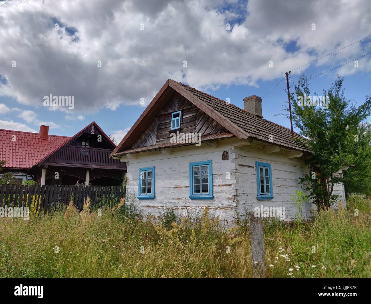 Little white house exterior hi-res stock photography and images - Alamy