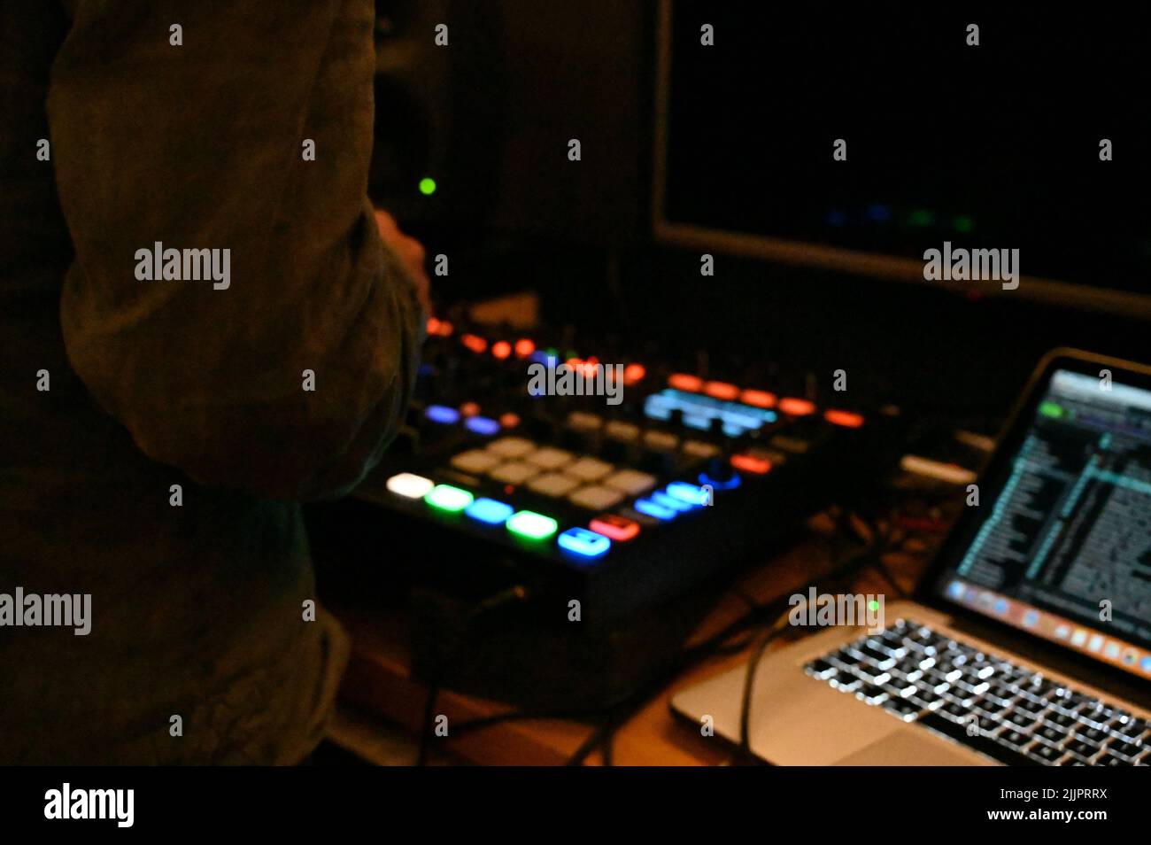 Electronic equipment man hi-res stock photography and images - Alamy