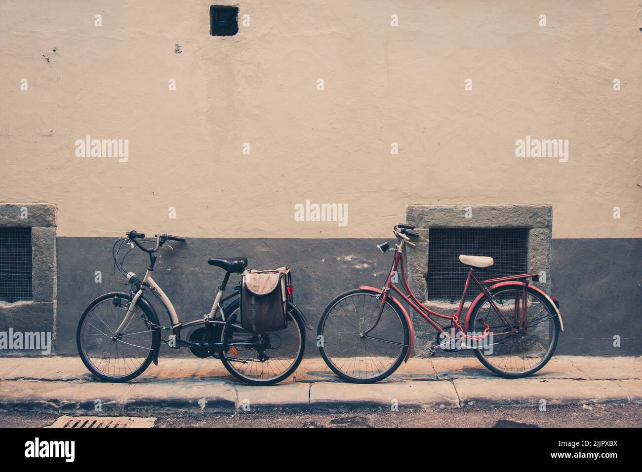 Two vintage bicycle parked hi-res stock photography and images - Alamy