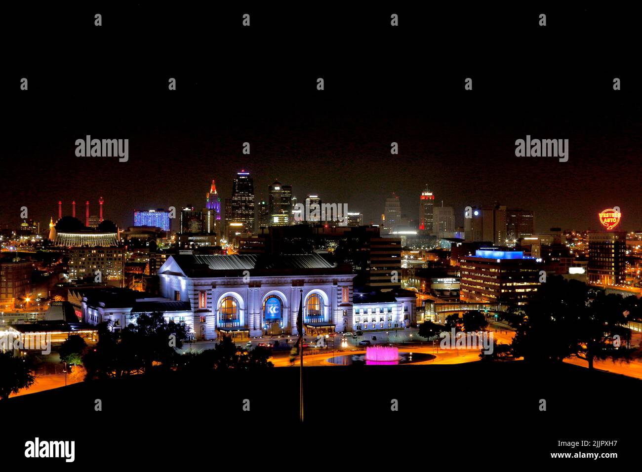 The illuminated Union Station at night in Kansas city Stock Photo - Alamy