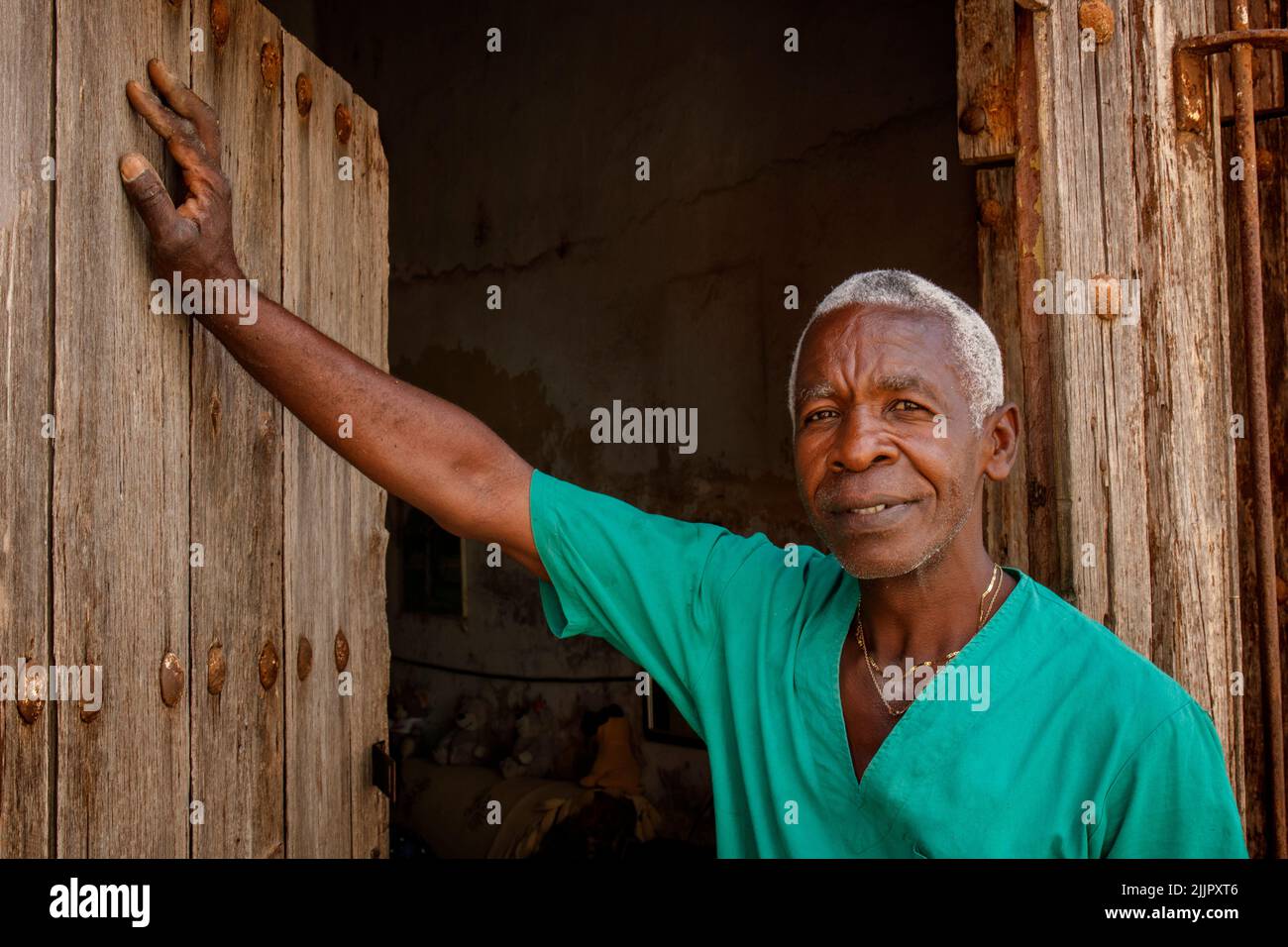 Man standing outside a house hi-res stock photography and images - Alamy