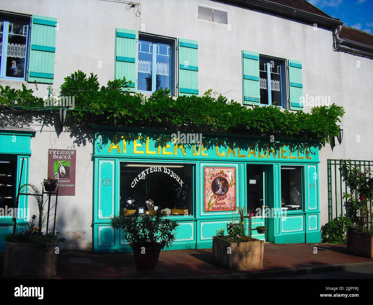 Bright green facade hi-res stock photography and images - Alamy