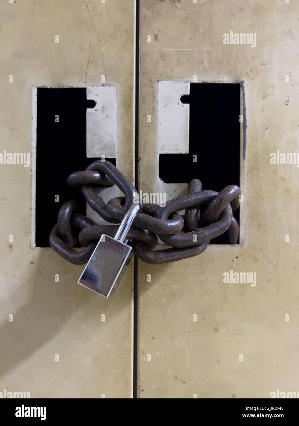 Safety chains hi-res stock photography and images - Alamy