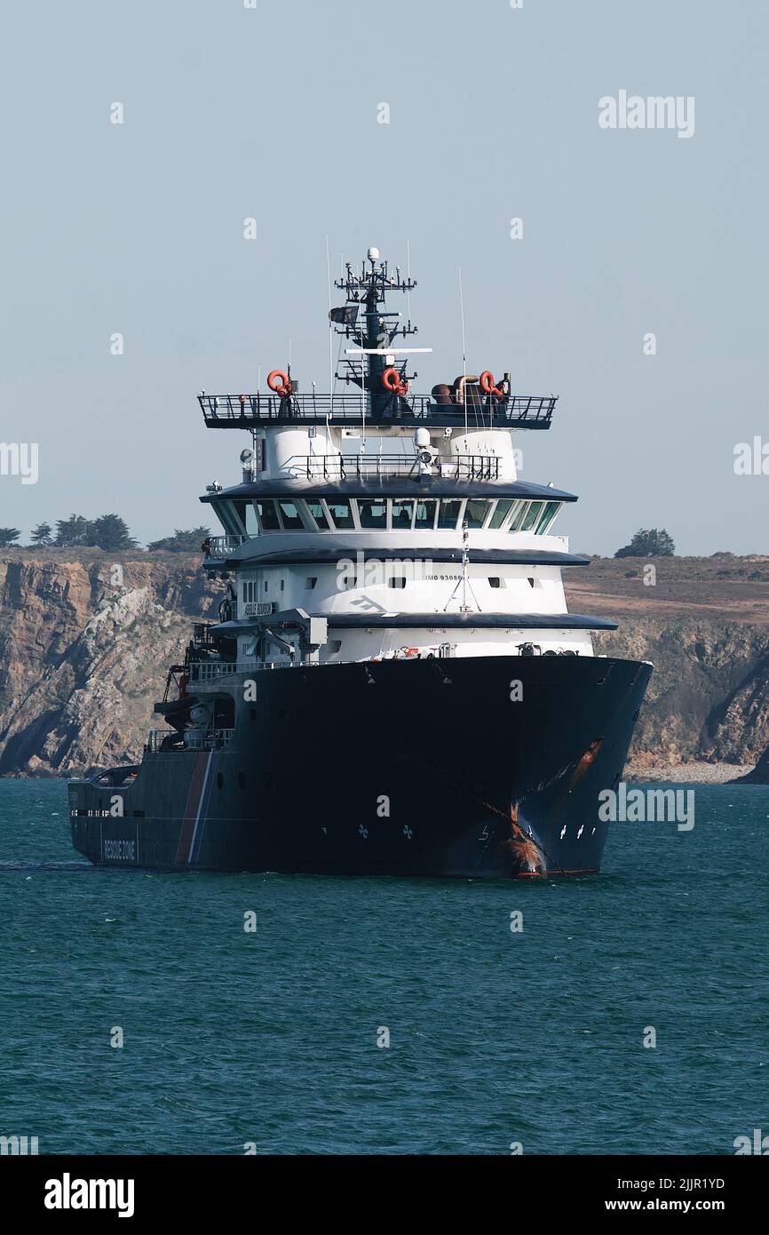 Vertical shot ship beach hi-res stock photography and images - Alamy