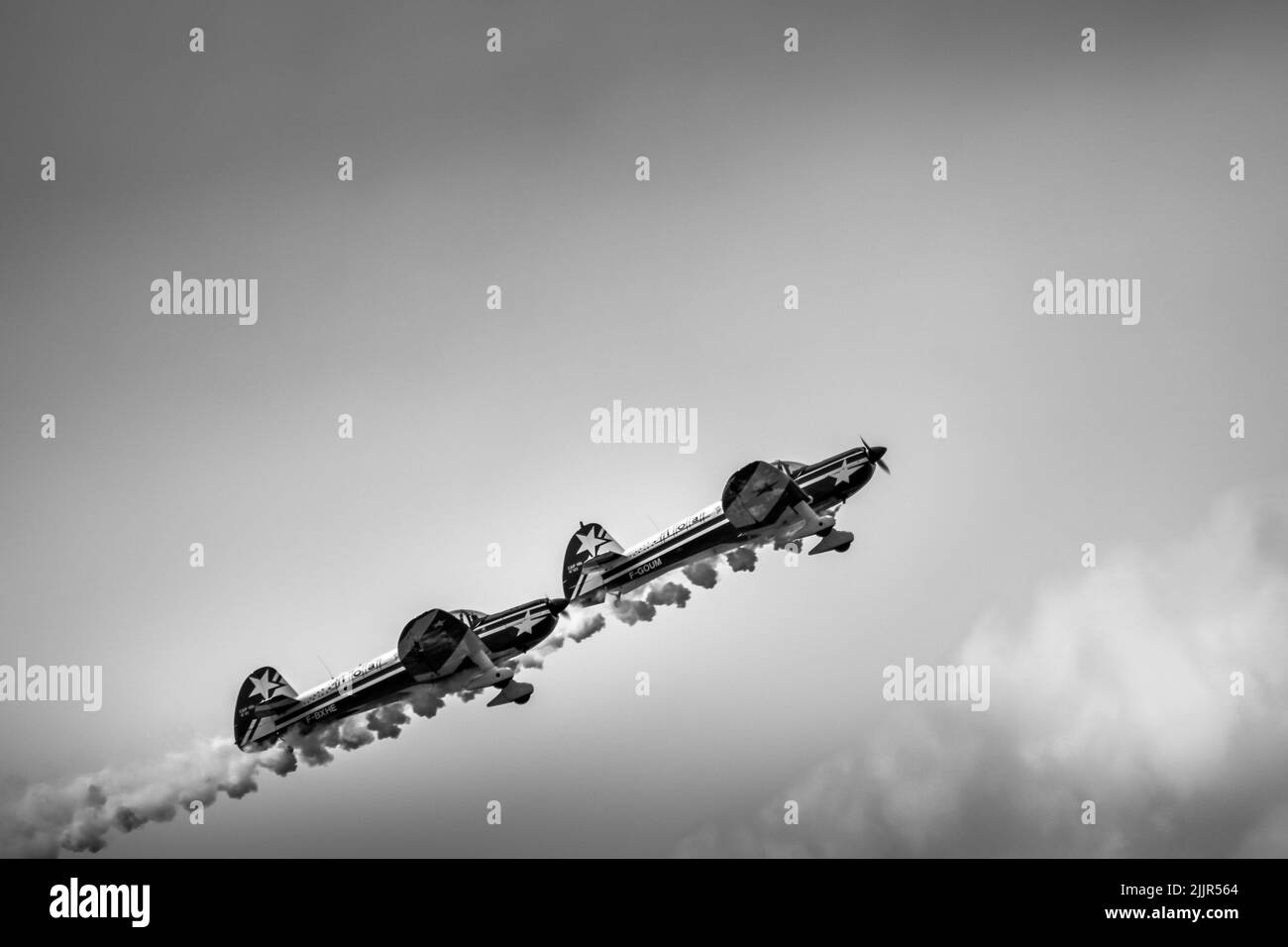 Old planes flying hi-res stock photography and images - Alamy