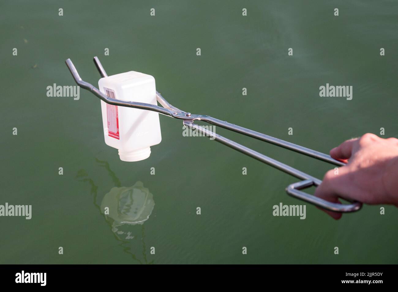 PRODUCTION - 25 July 2022, Bavaria, Pleinfeld: Using a vessel on tongs ...