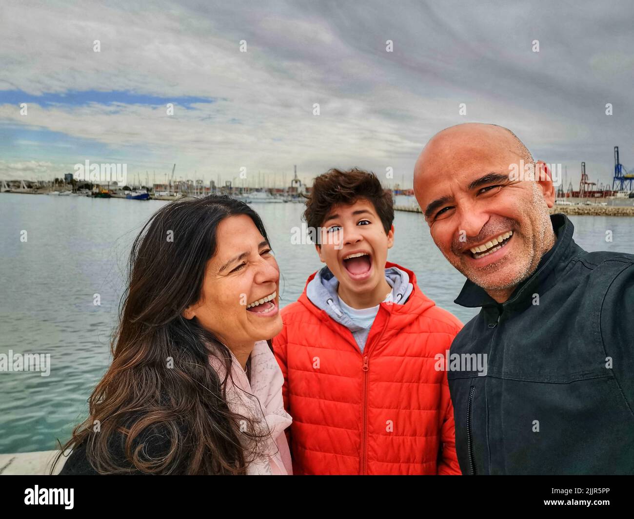 Family enjoying the seaside hi-res stock photography and images - Alamy
