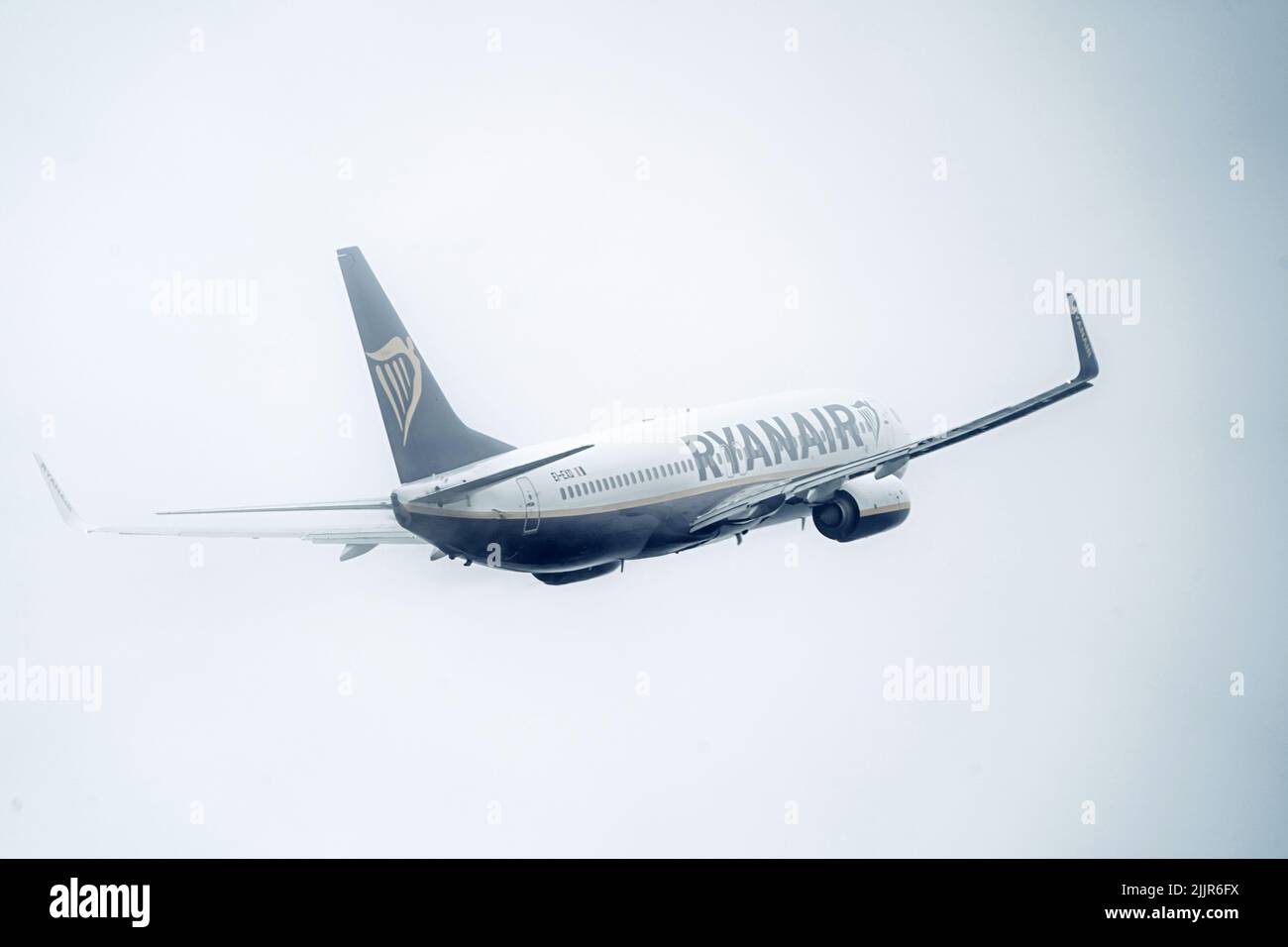 A shot of a Ryanair Boeing 787 Dreamliner from behind Stock Photo - Alamy