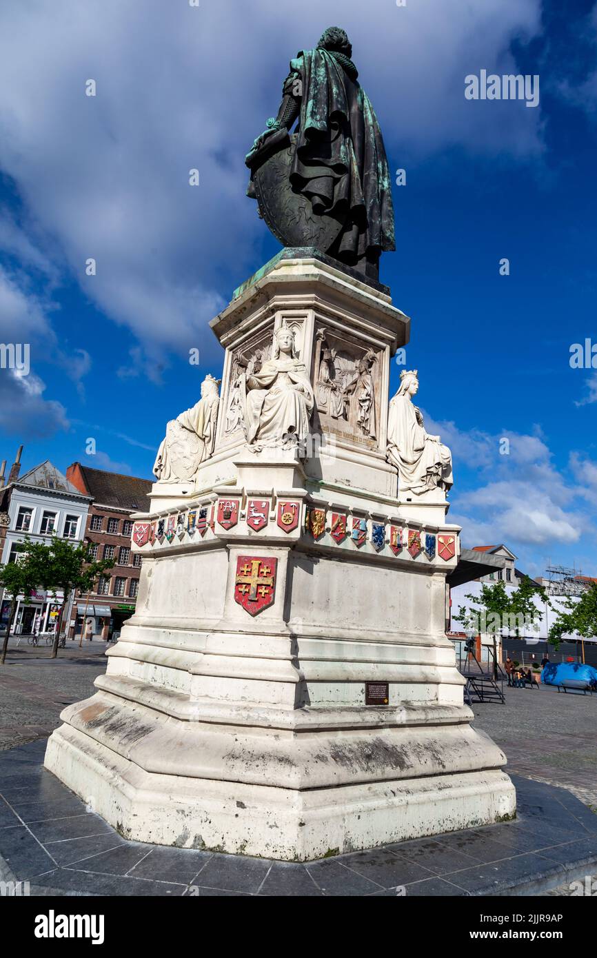 A vertical shot of Jacob van Artevelde's copper sculpture on the street ...