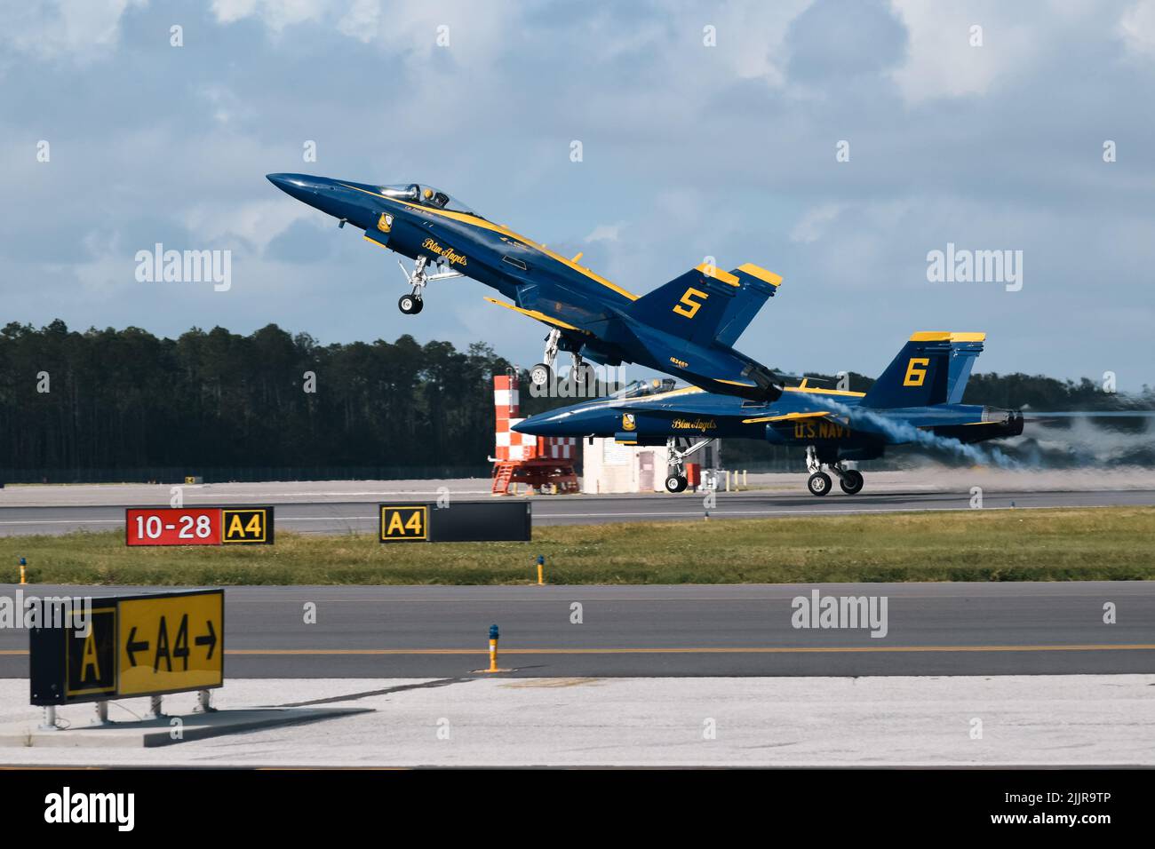 6 planes 5 planes hi-res stock photography and images - Alamy