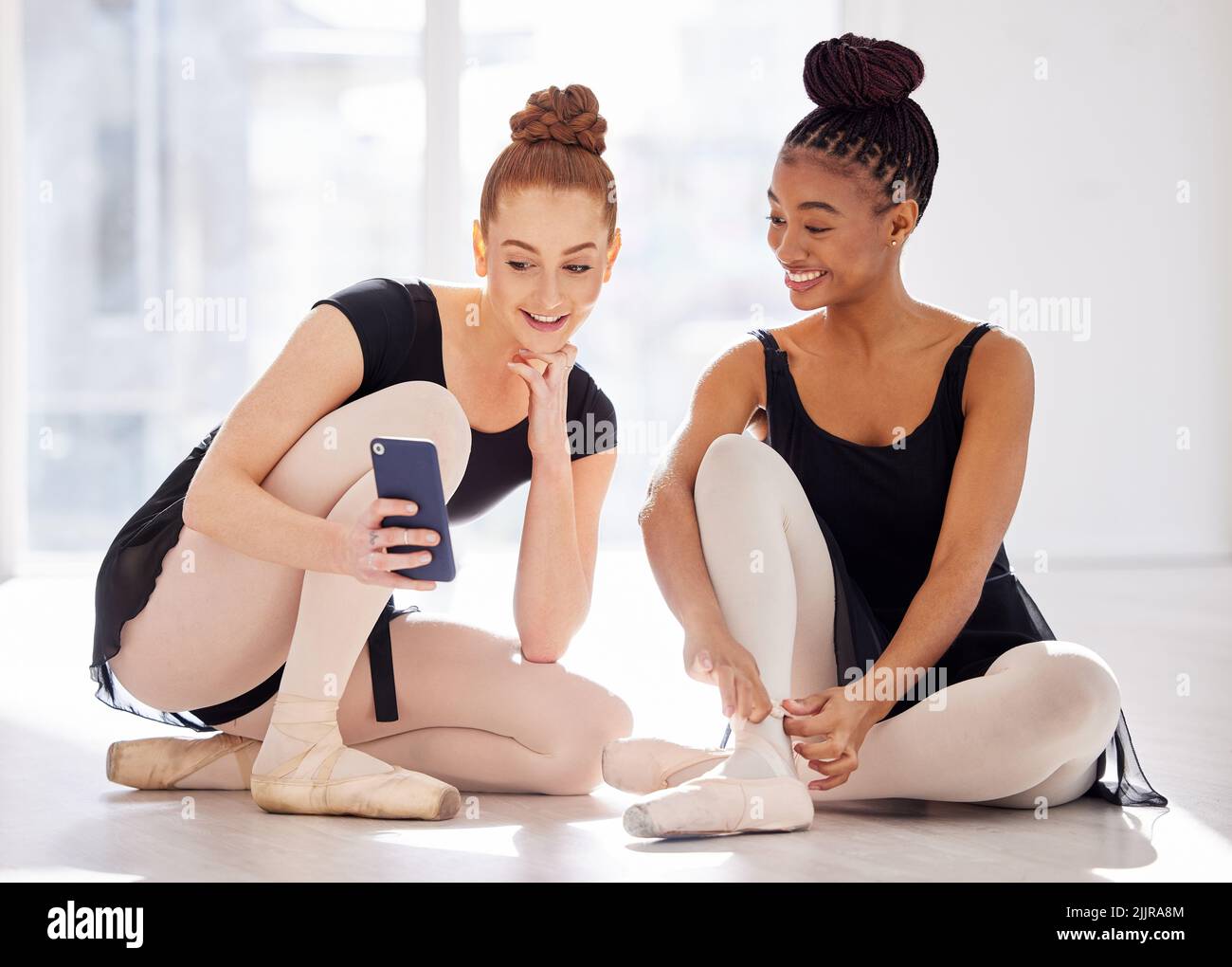 Two female ballet dancers hi-res stock photography and images - Alamy