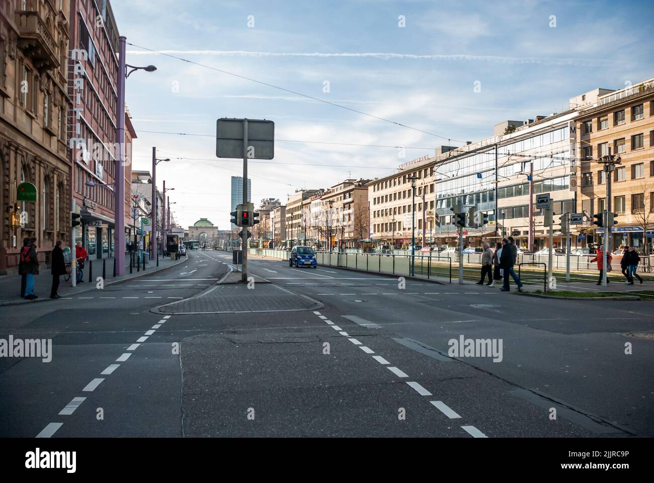 Urban people crossing hi-res stock photography and images - Alamy