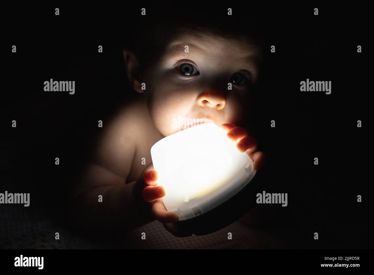 Person in dark room hi-res stock photography and images - Alamy