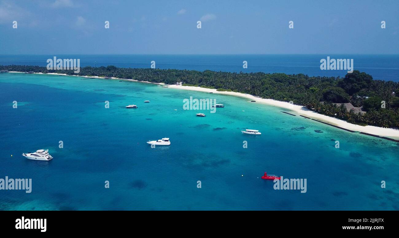 An aerial view of boats near a sandy island with trees Stock Photo - Alamy