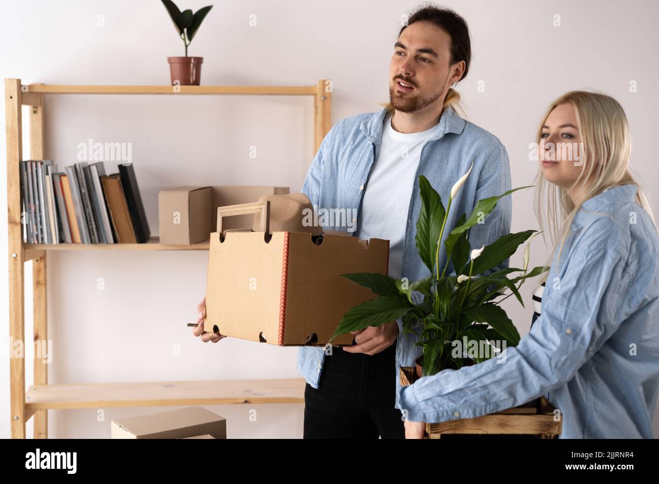 Couple with boxes to new house on moving day, moving Stock Photo - Alamy