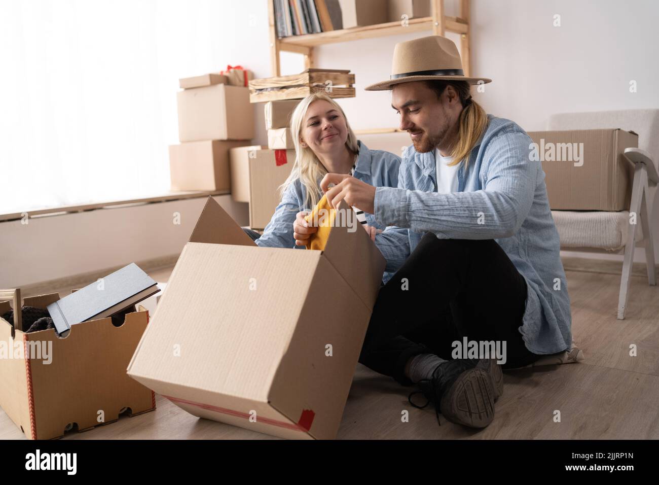Unpacking boxes hi-res stock photography and images - Alamy