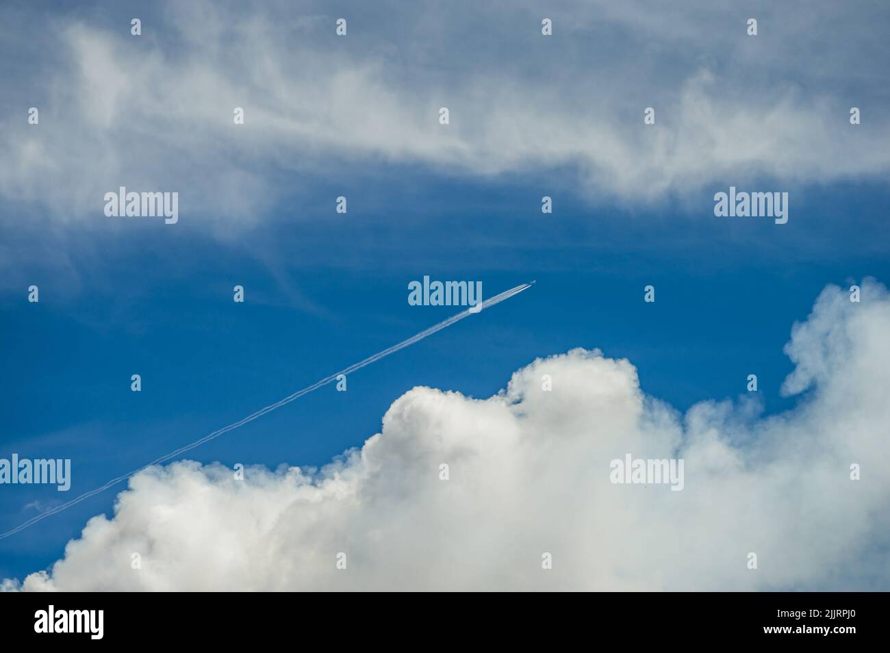 White airplane with blue tail hi-res stock photography and images - Alamy