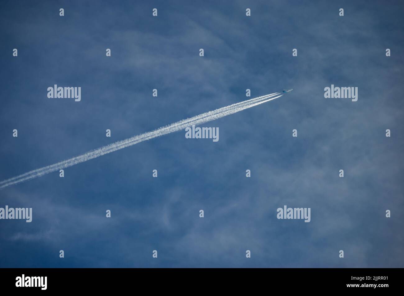 White airplane with blue tail hi-res stock photography and images - Alamy