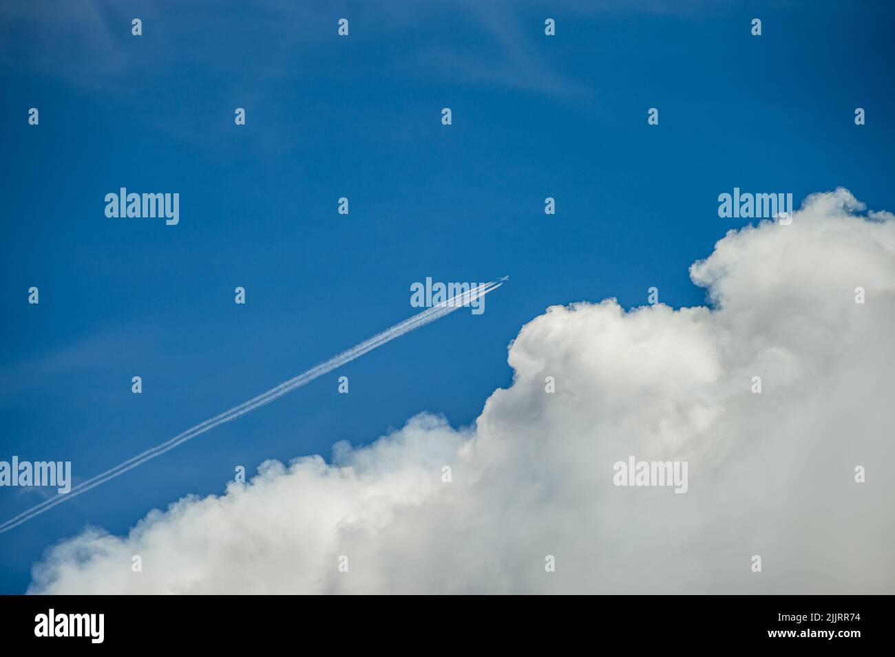 White airplane with blue tail hi-res stock photography and images - Alamy