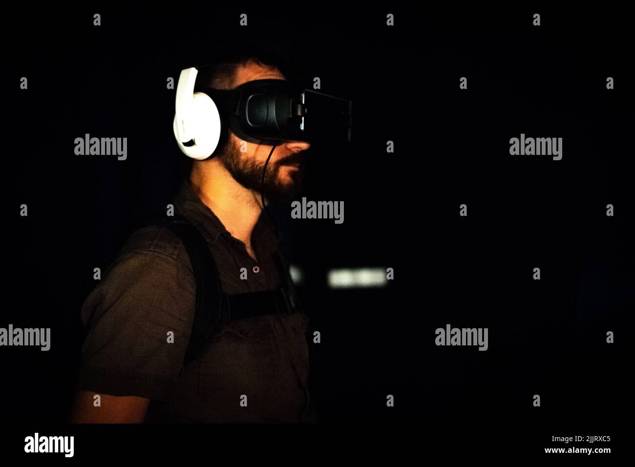 Man wearing a vr headset hi-res stock photography and images - Alamy
