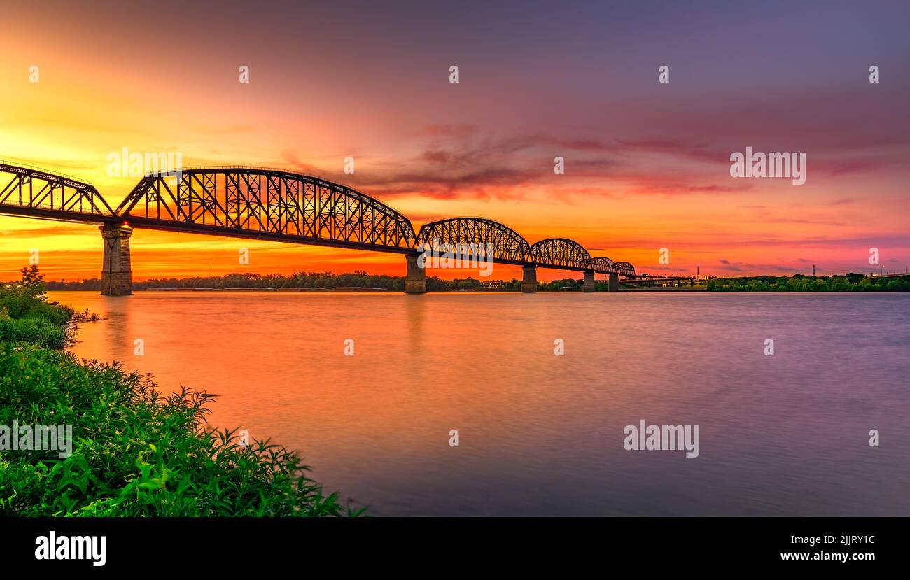 Sunset big four bridge hi-res stock photography and images - Alamy