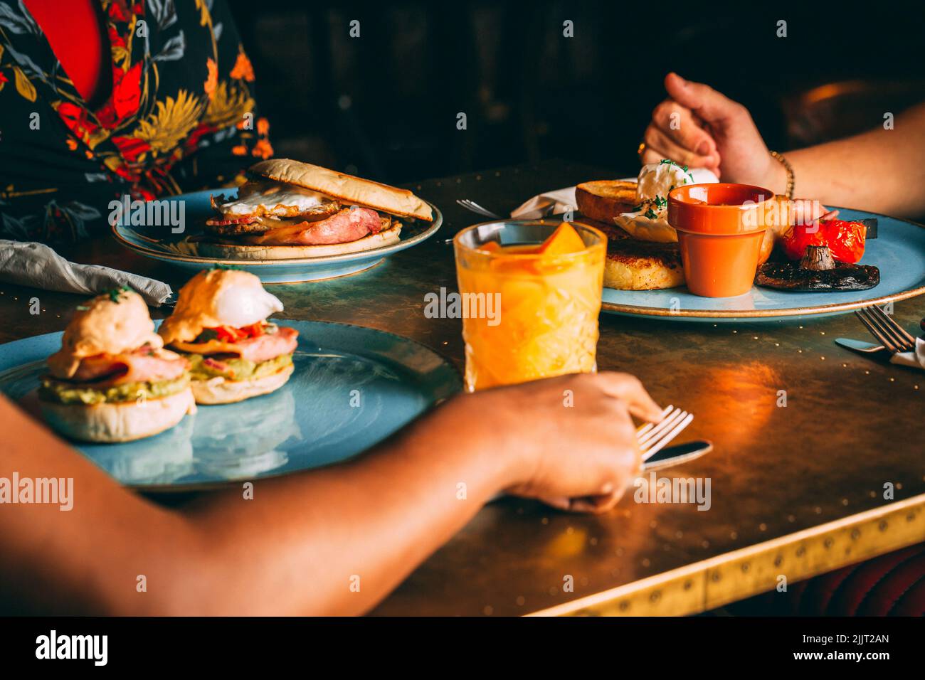 Faceless friends hi-res stock photography and images - Alamy