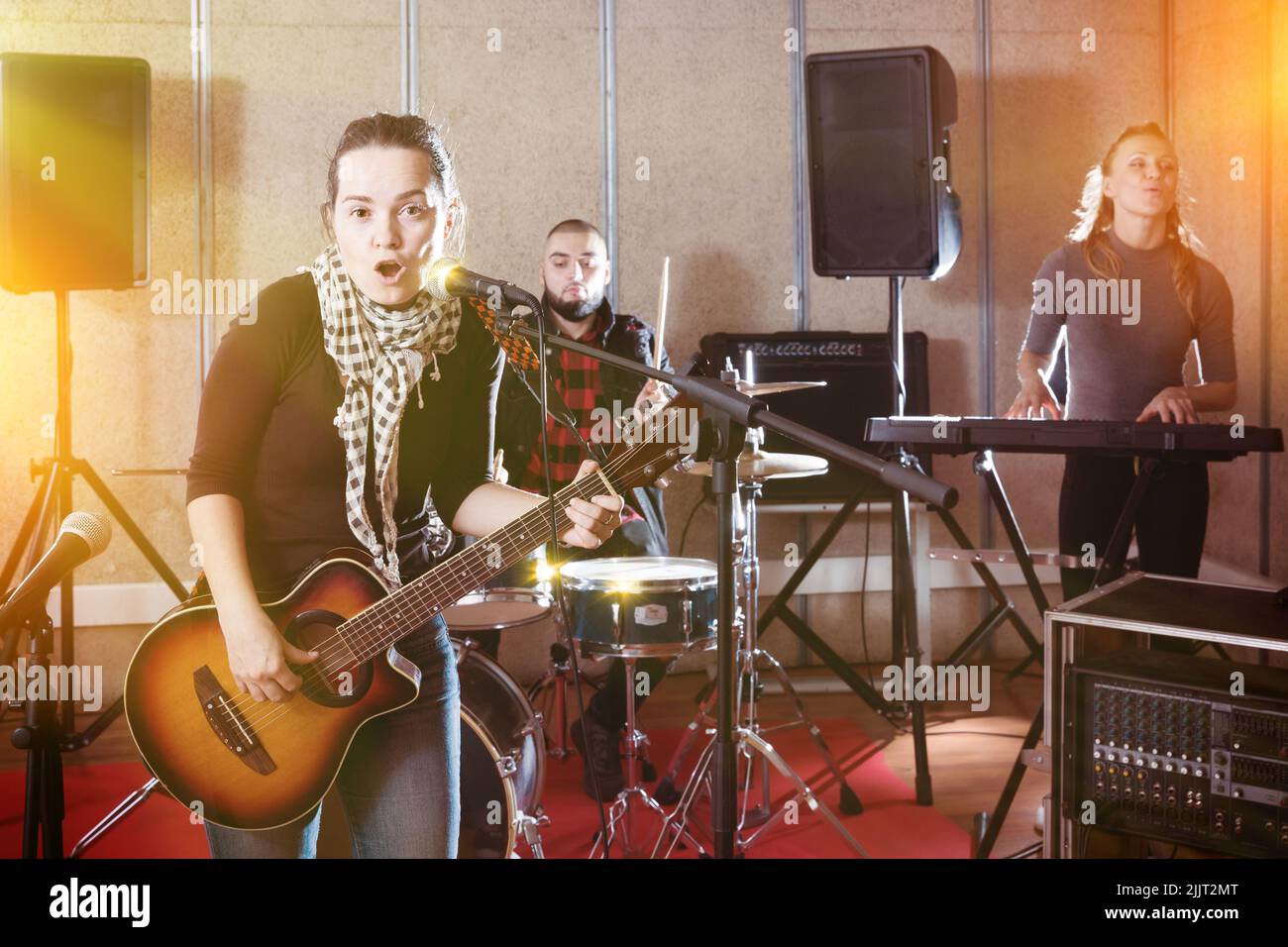 Female singer male guitarist hi-res stock photography and images - Alamy