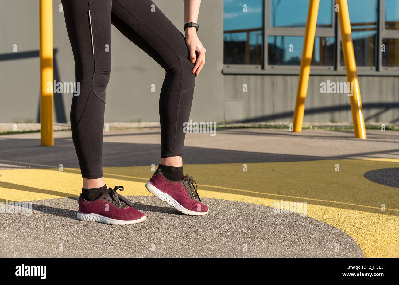 Athlete knee pain. Sports trauma caused by patellar fracture, overuse ...