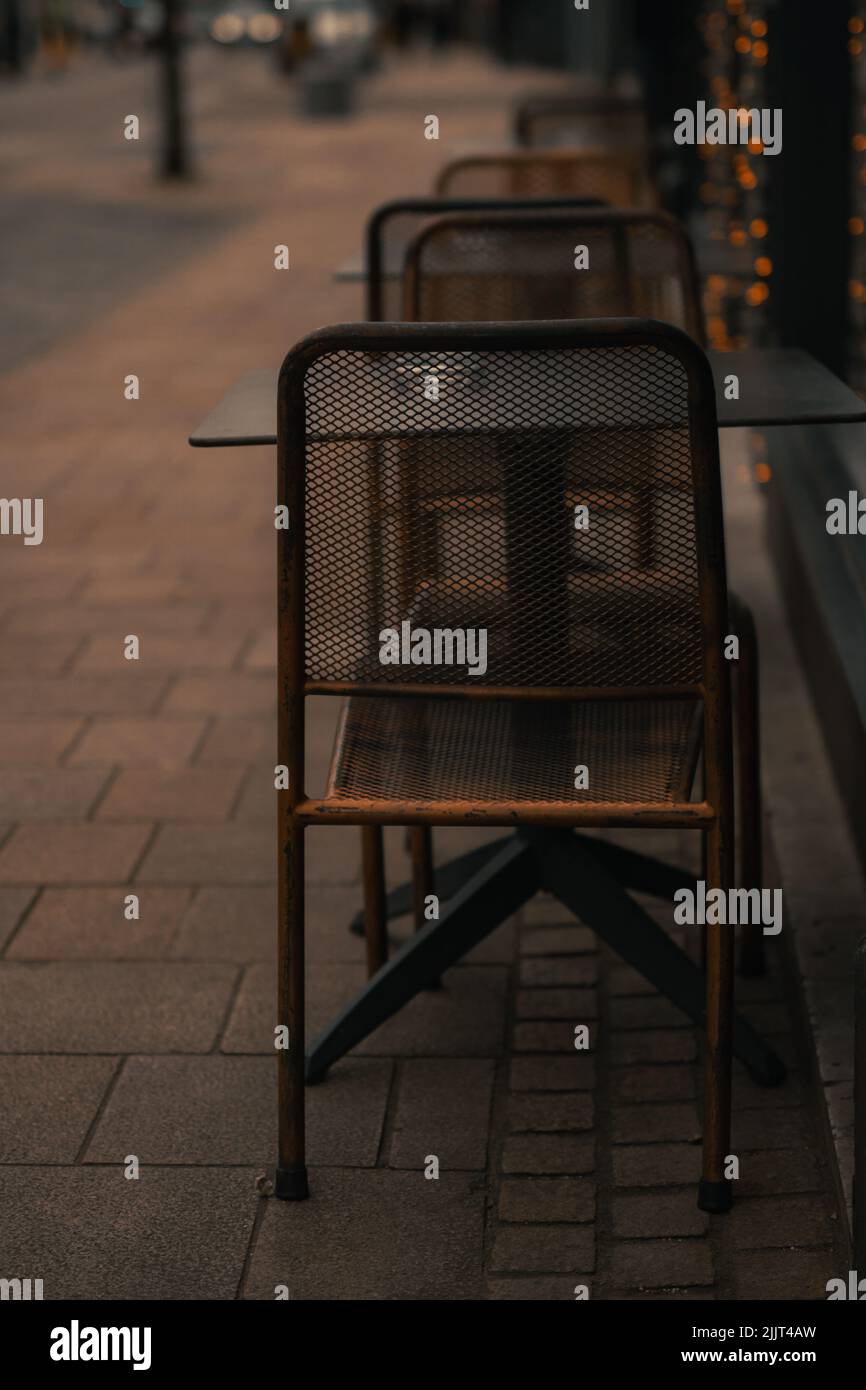 Empty chairs and empty table hi-res stock photography and images - Alamy