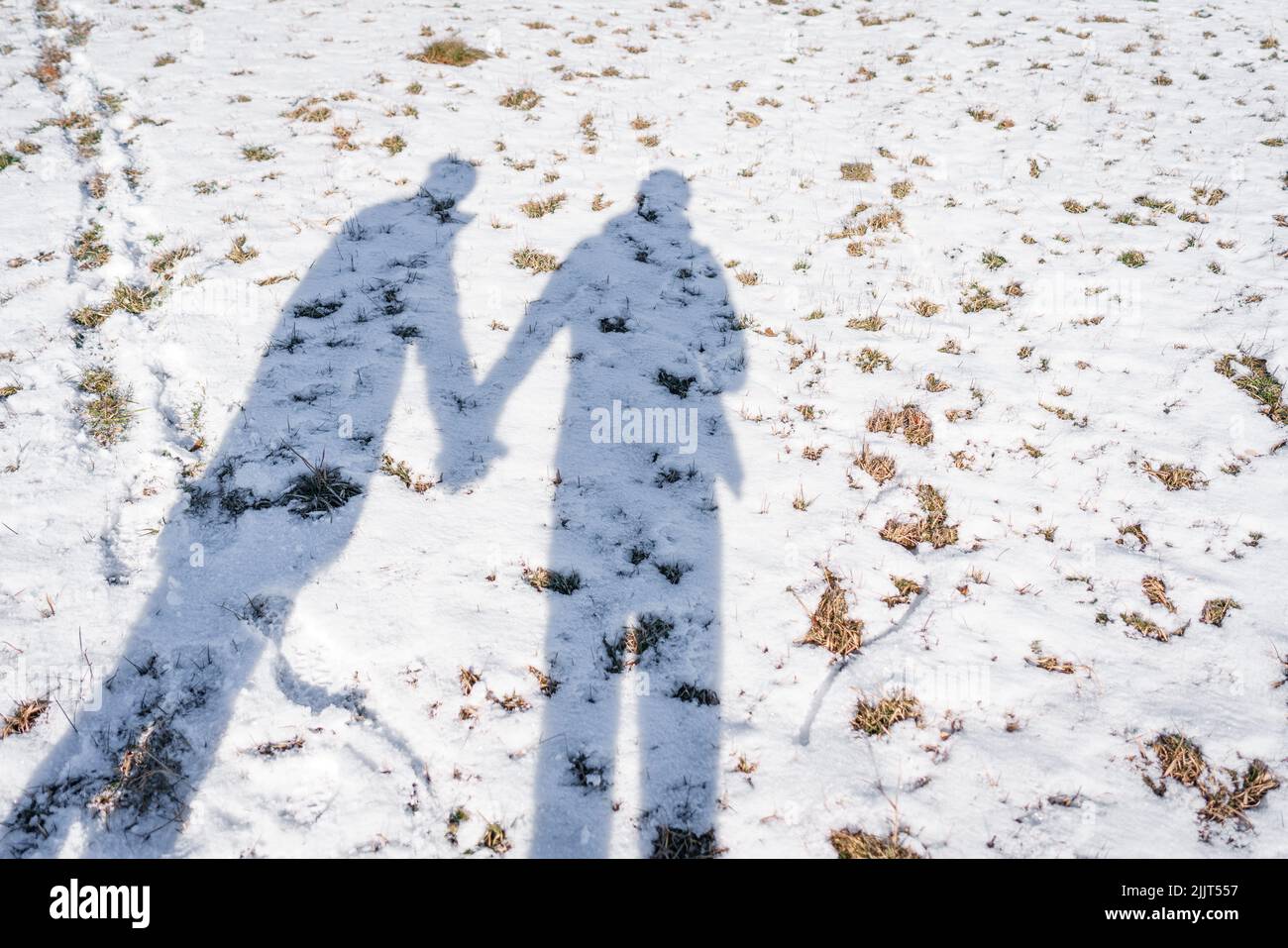 Shadows couple holding hands on hi-res stock photography and images - Alamy