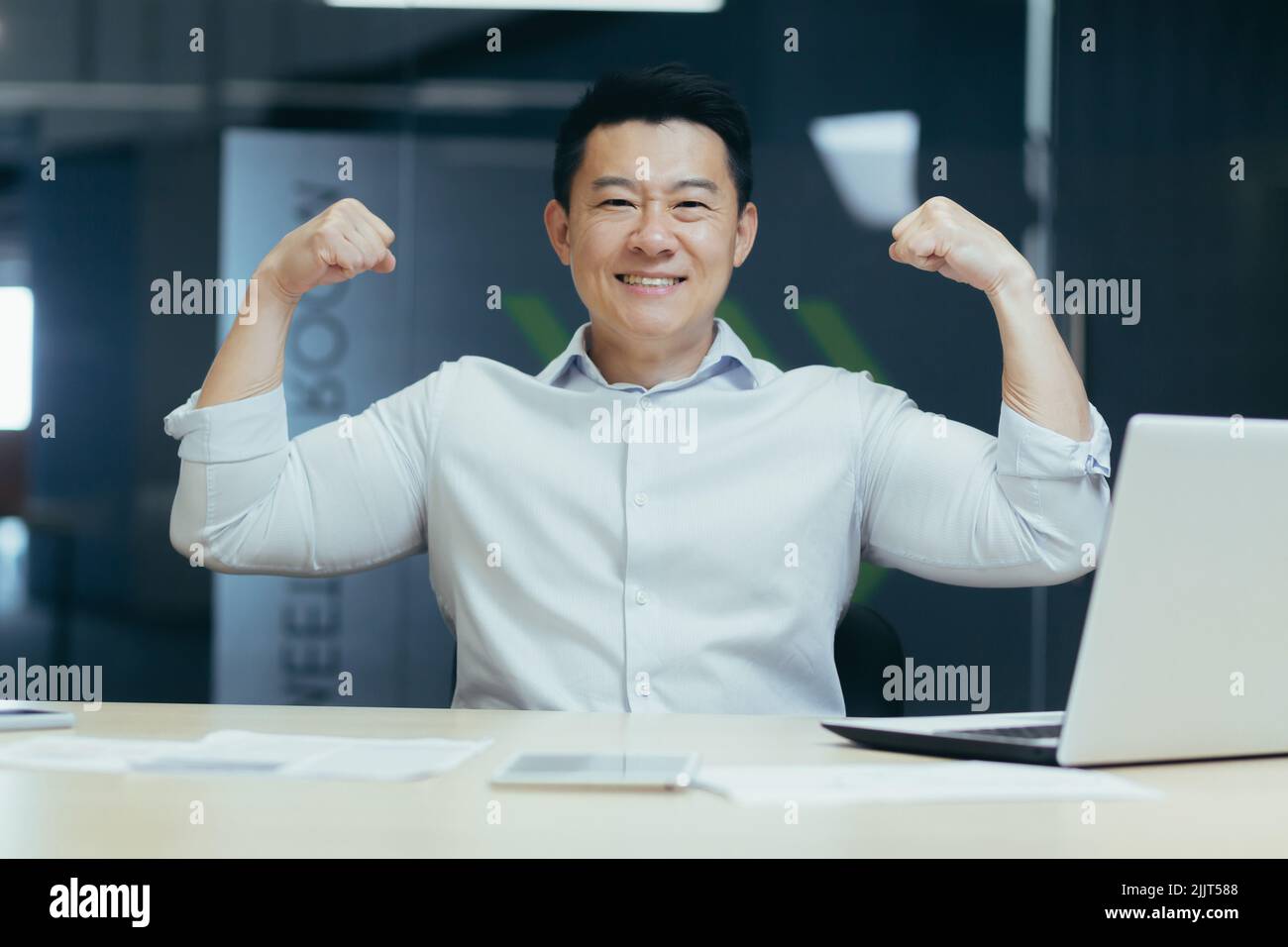 Strong chinese man hi-res stock photography and images - Alamy