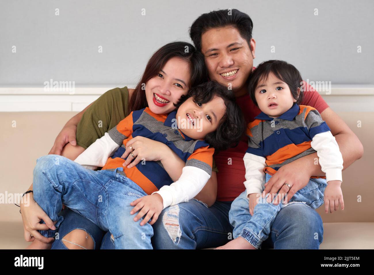 Filipino family hi-res stock photography and images - Alamy