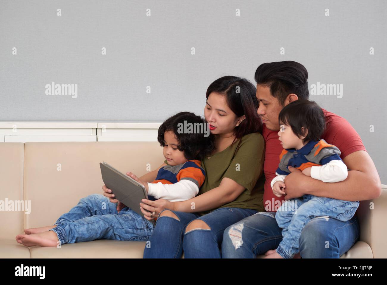 A filipino family hi-res stock photography and images - Alamy