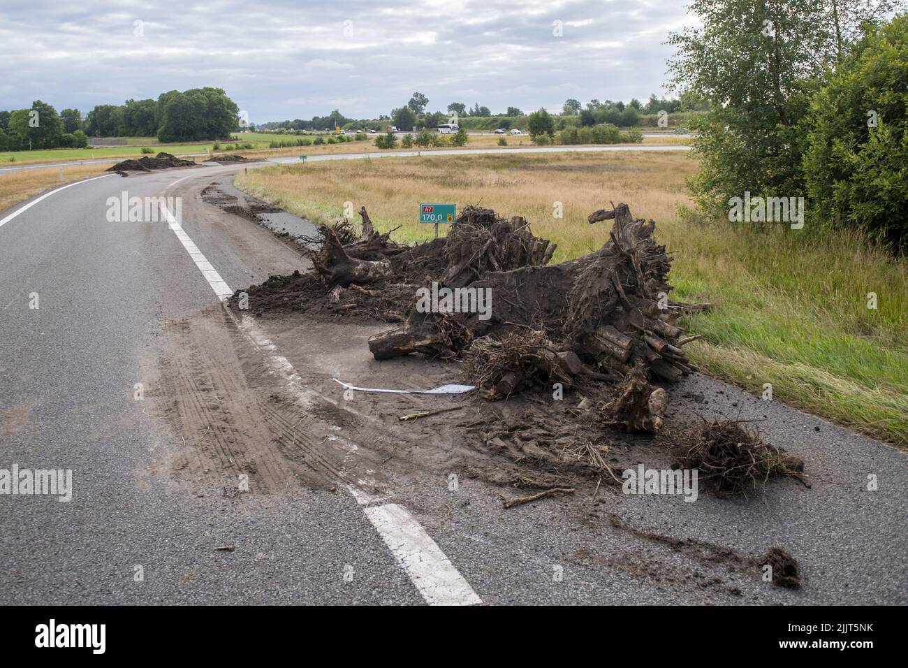 2022-07-28 08:36:09 DRACHTSTERCOMPAGNIE - Waste dumped on the driveway ...