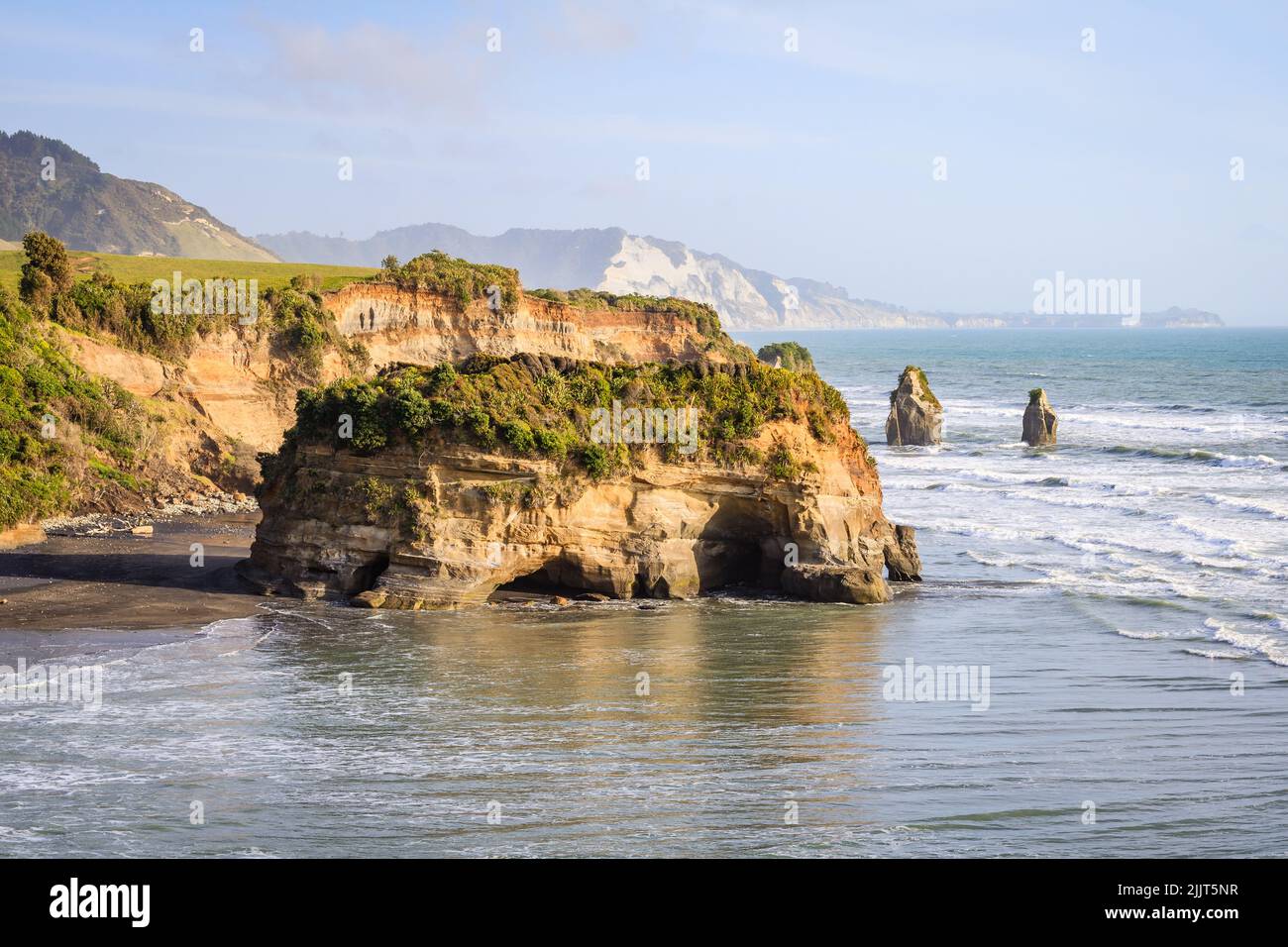 A beautiful view of a cliff in Three Sisters and the Elephant Rock, New ...