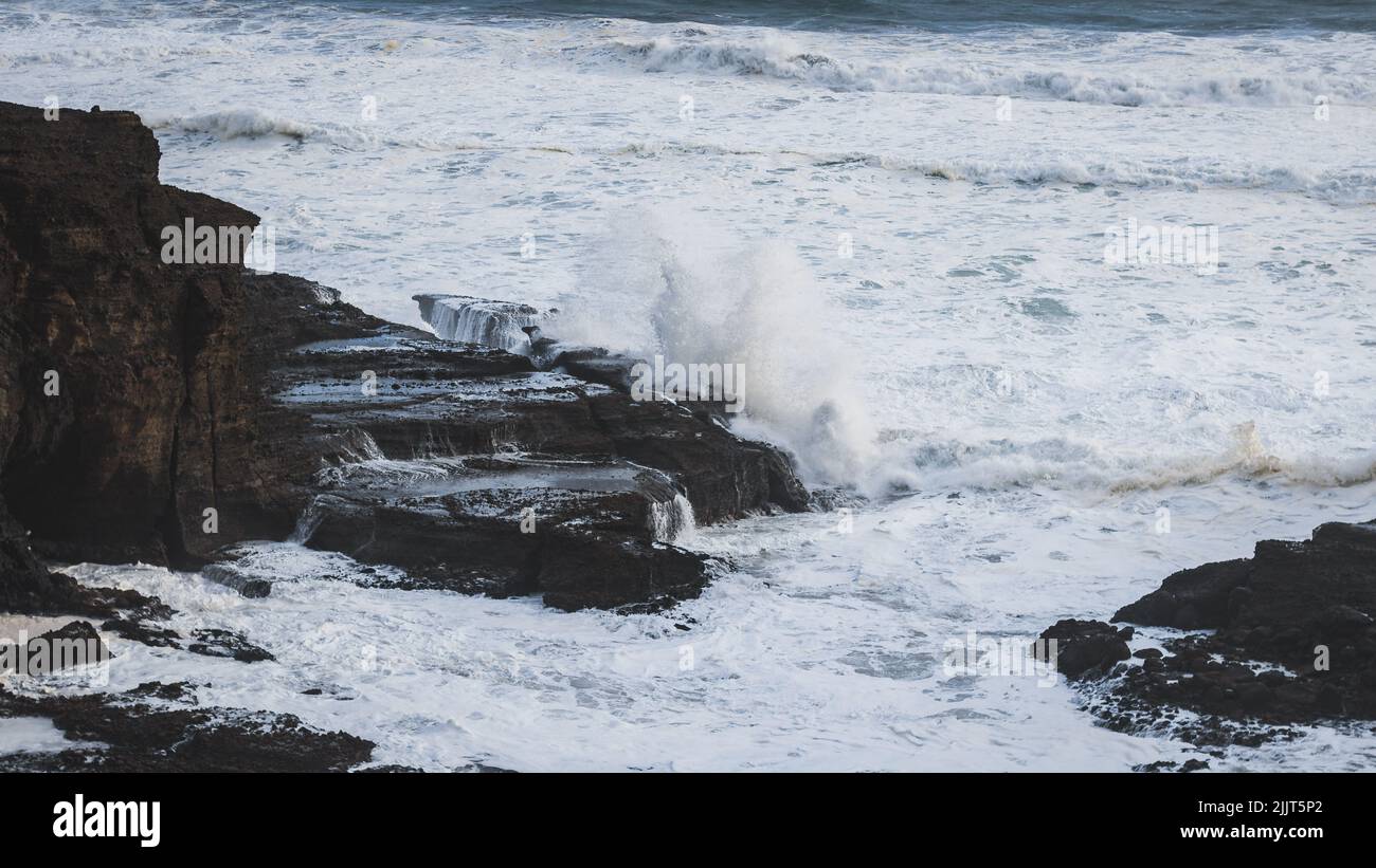 Seashore with big rock hi-res stock photography and images - Alamy