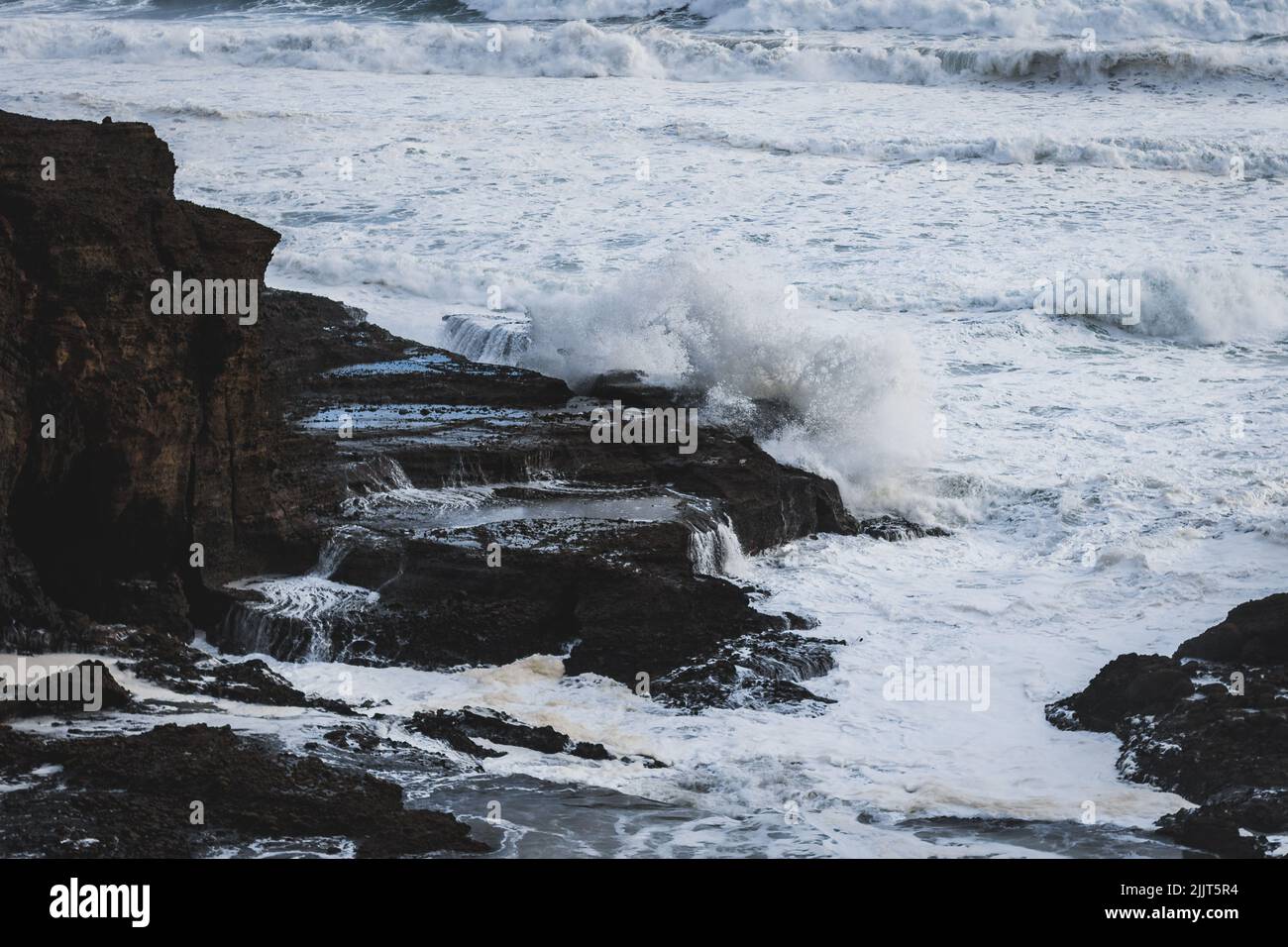 A natural view of big waves hitting the rock in the seashore Stock ...