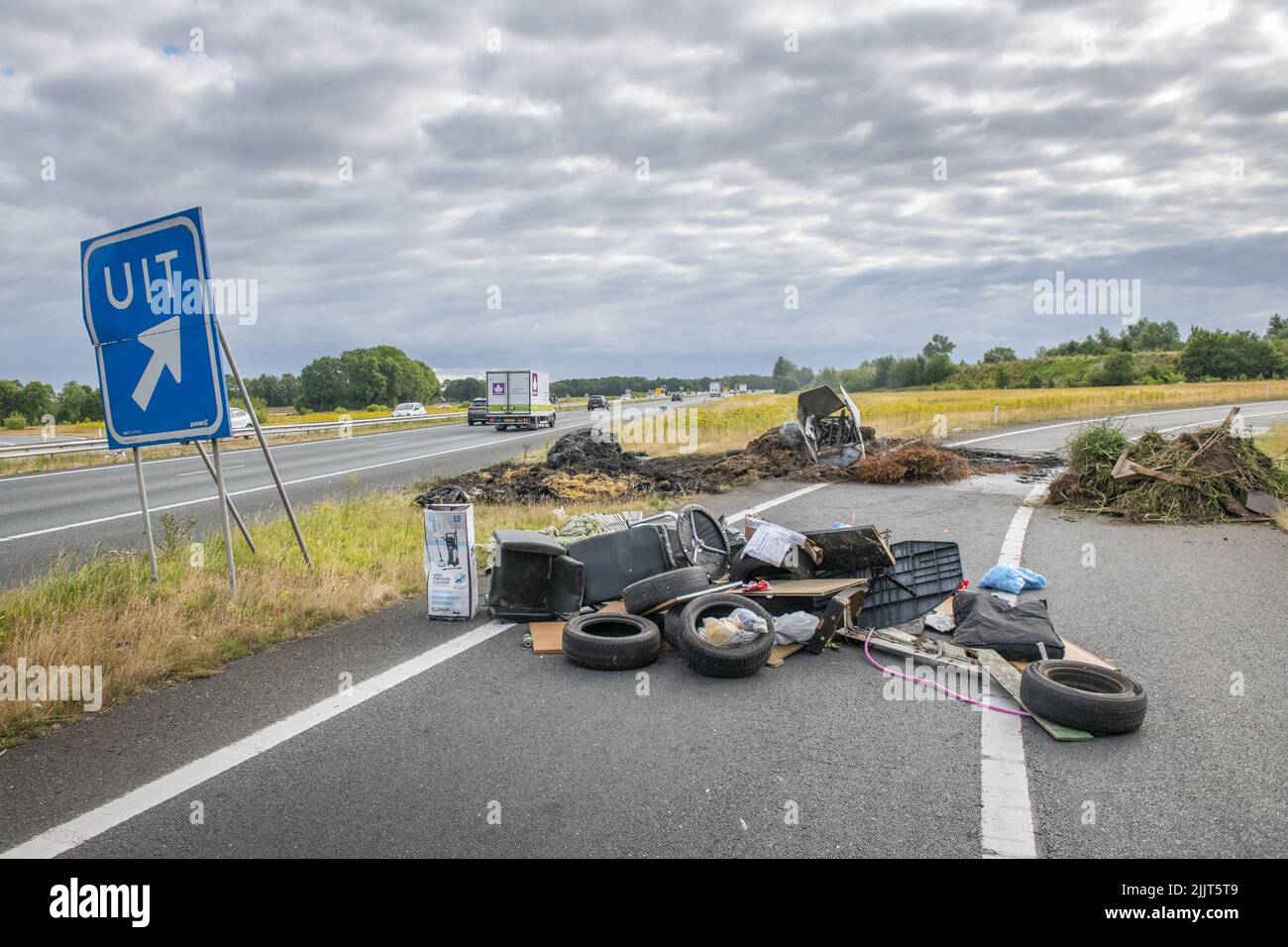 2022-07-28 08:45:41 DRACHTSTER COMPAGNIE - Waste on the A7 between ...
