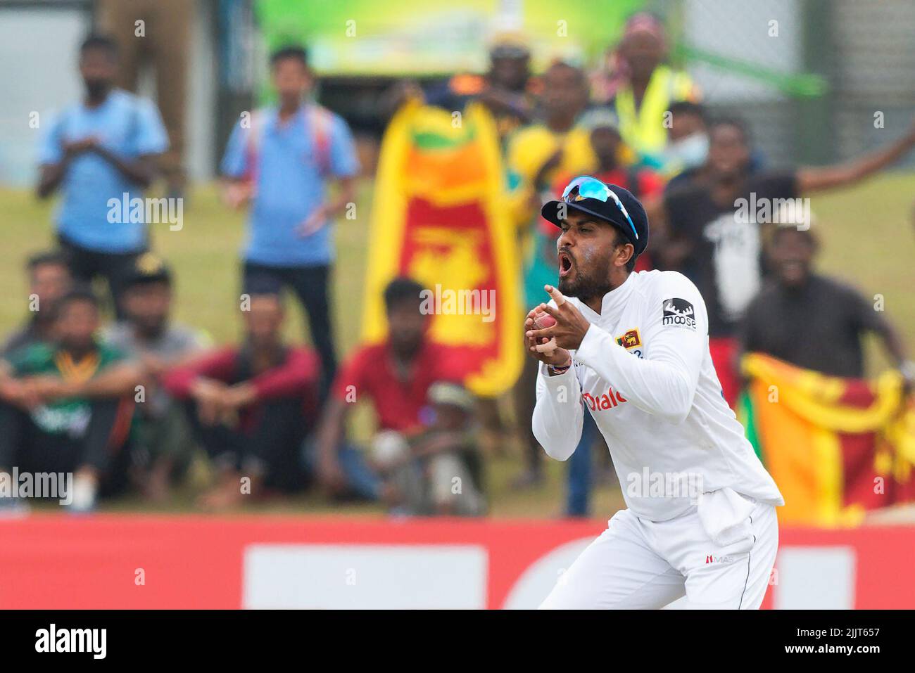 Galle, Sri Lanka. 28th July 2022. Sri Lanka's Dinesh Chandimal takes a catch to dismiss Pakistan ...