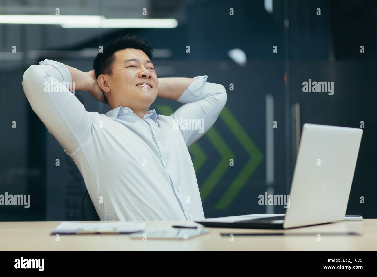Man behind desk hi-res stock photography and images - Alamy